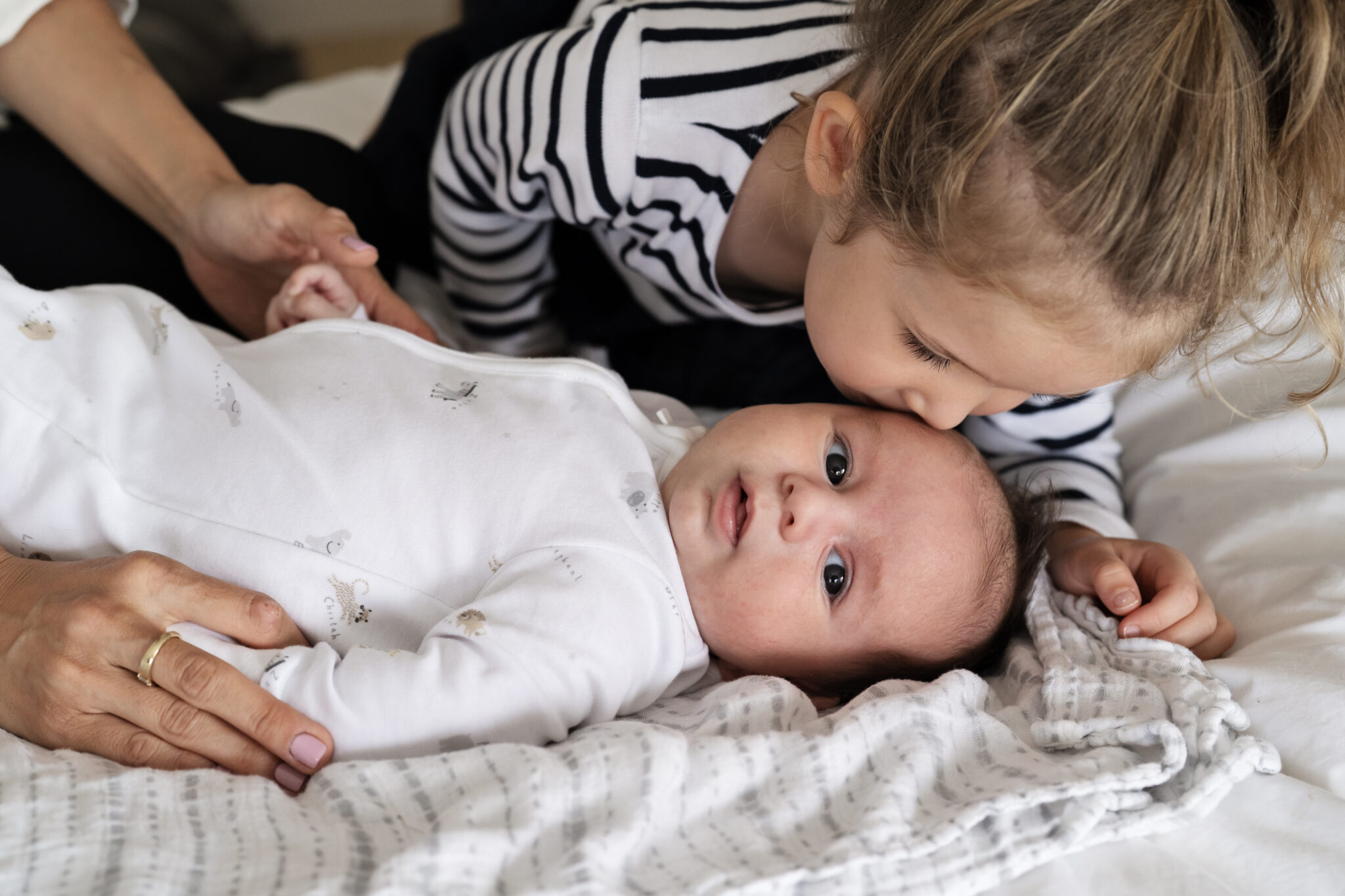 A newborn and sibling family photo shoot at home in south London - Jess ...